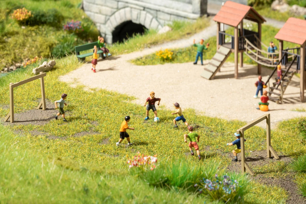 Noch 15817 - Figure Set - Children On The Football Pitch (HO Scale ...